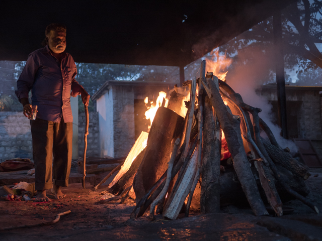 Photographing an Open Cremation | pagespics